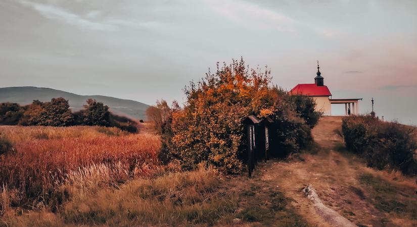 A Sár-hegy Szent Anna-kápolnája, a Mátra egyik legszebb szakrális helyszíne