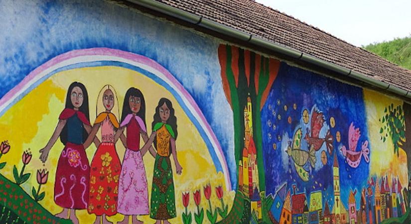 Gyönyörű rajzok díszítik a 200 fős magyar falu házait: különleges ...