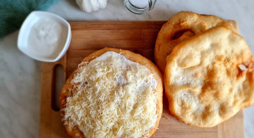 Így készül otthon az igazi strandos lángos: kívül ropogós, belül foszlós