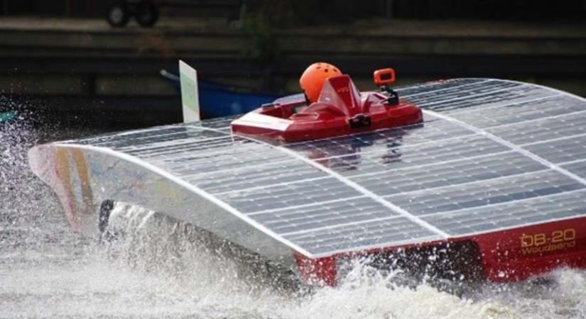 Napelemes hajók versenye a Balatonon