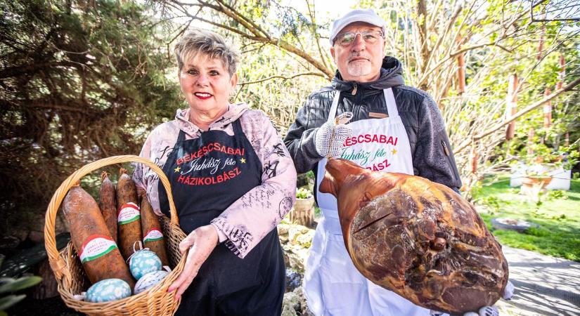A csabai kolbászkirály és -királynő megadja a módját a húsvéti sonka ...