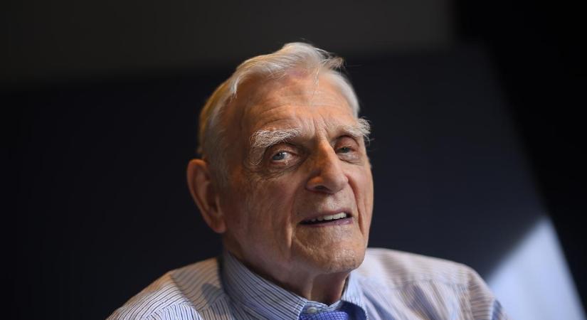 Meghalt John Goodenough