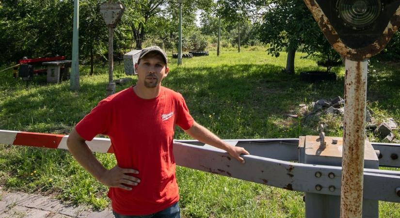 Elképesztő hobbit űz a püspökladányi villanyszerelő: sorompó a kertben ...