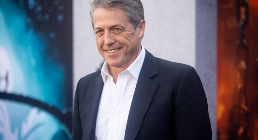 Hugh Grant 19 évvel fiatalabb felesége mindenkit elbűvölt a vörös ...