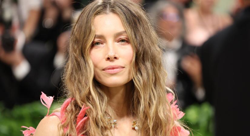 Jessica Biel megvált gyönyörű hosszú hajától – Így néz ki most rövid ...