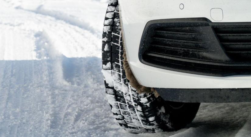 Több autó ütközött össze a 83-as főúton Koroncó közelében